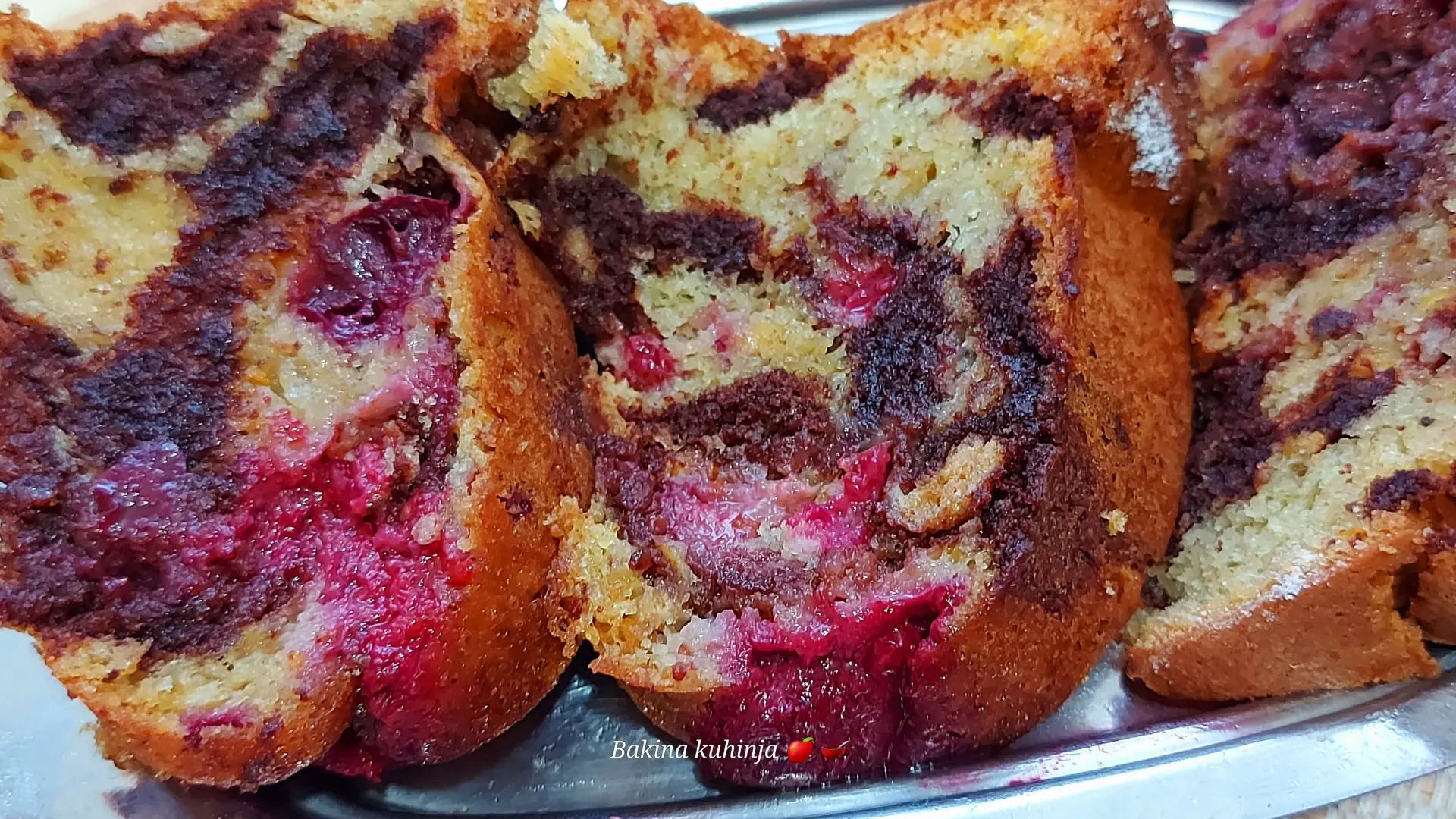 Kuglof sa voćem i čokoladom iz bakine kuhinje: Šaren i rastresit